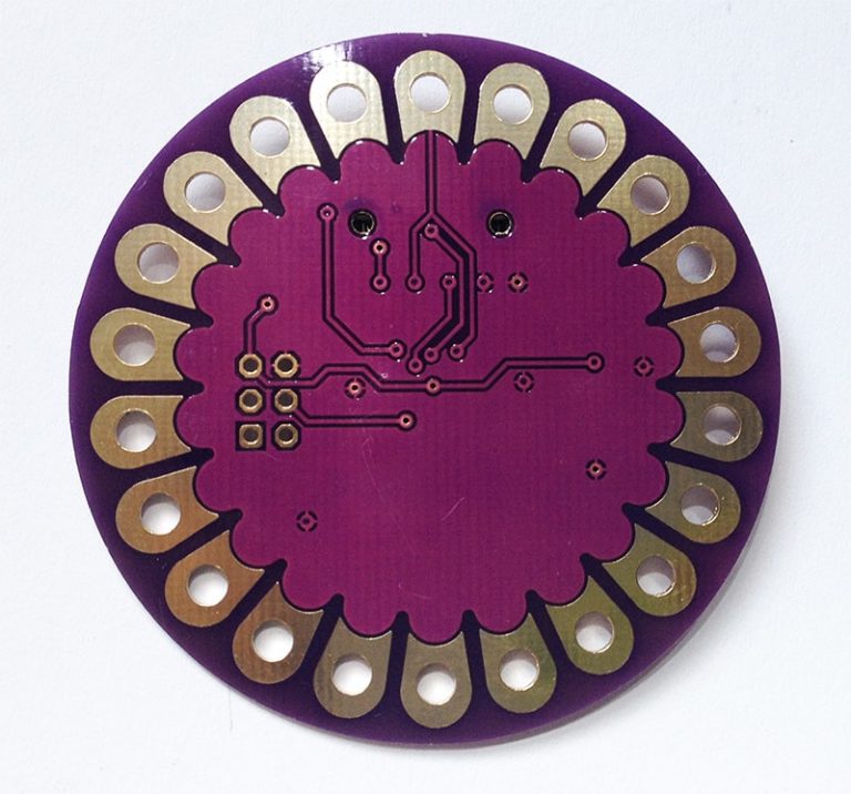 Conheça o Lilypad Arduino, placa para projetos de wearables - Bóson ...
